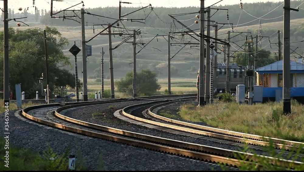 Движение товарного поезда через железнодорожный переезд. Stock Video ...
