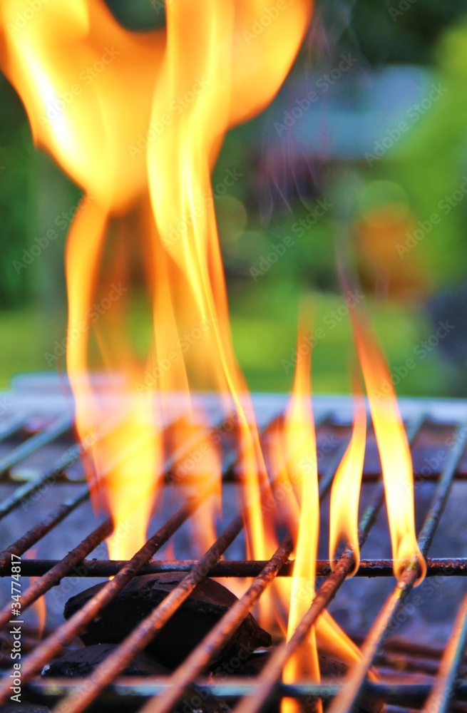 Flamme am Grill Stock-Foto | Adobe Stock