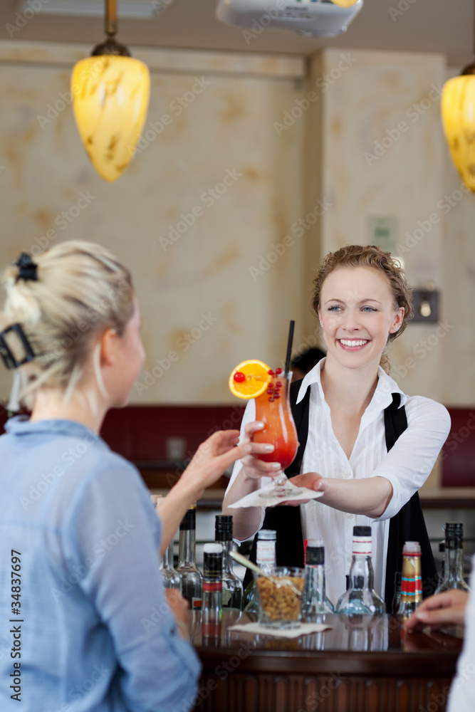 frau bekommt cocktail in der bar Stock-Foto | Adobe Stock