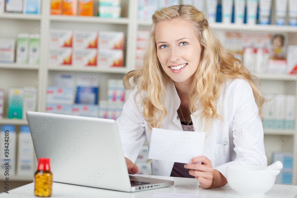 apothekerin mit rezept und notebook Stock Photo | Adobe Stock