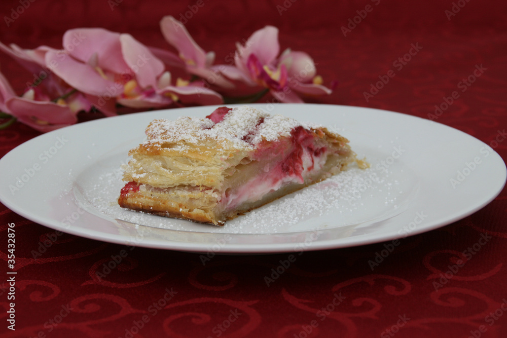 Topfen-Himbeerstrudel Stock-Foto | Adobe Stock