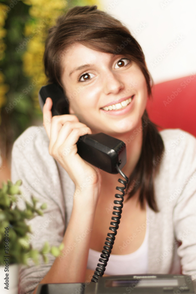 Mädchen telefoniert Stock-Foto | Adobe Stock