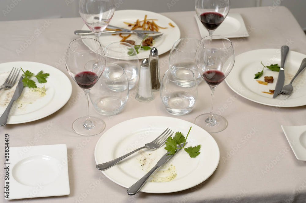 Débarrasser une table Stock Photo | Adobe Stock