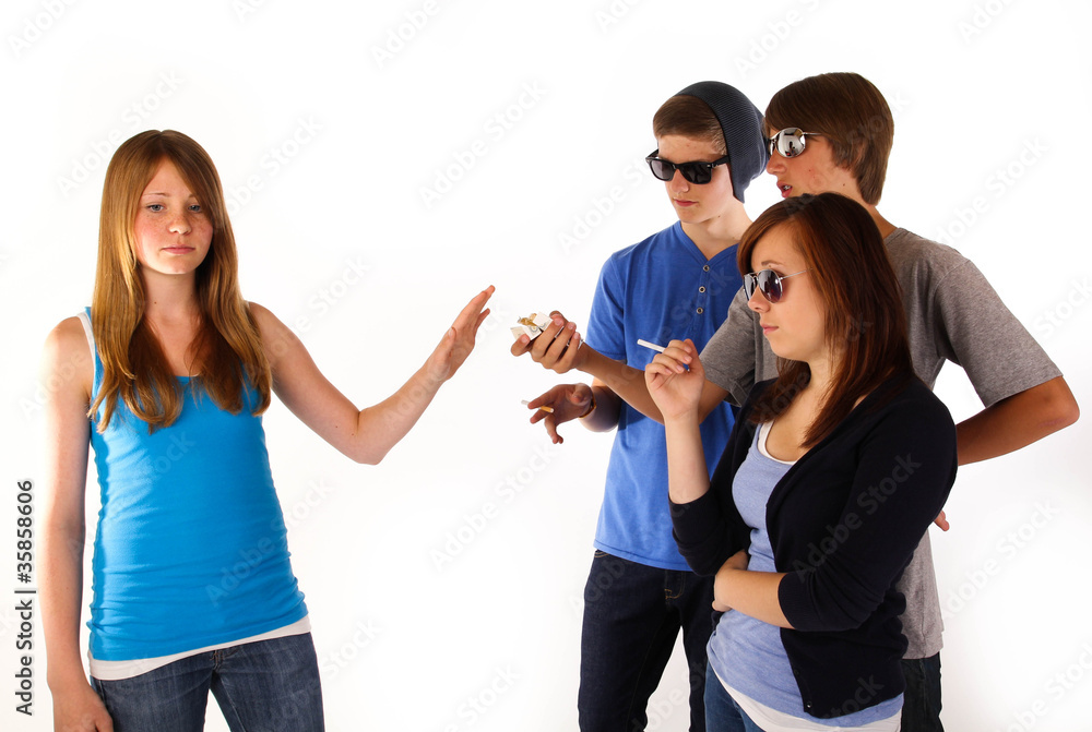 0711 gruppenzwang rauchen Stock-Foto | Adobe Stock