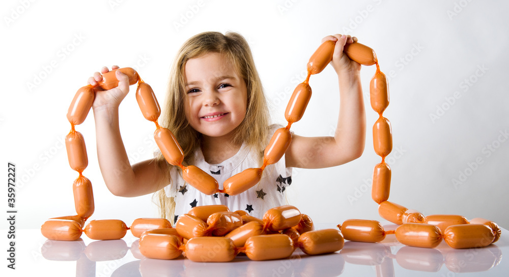 Kind spielt mit Wurst Stock-Foto | Adobe Stock