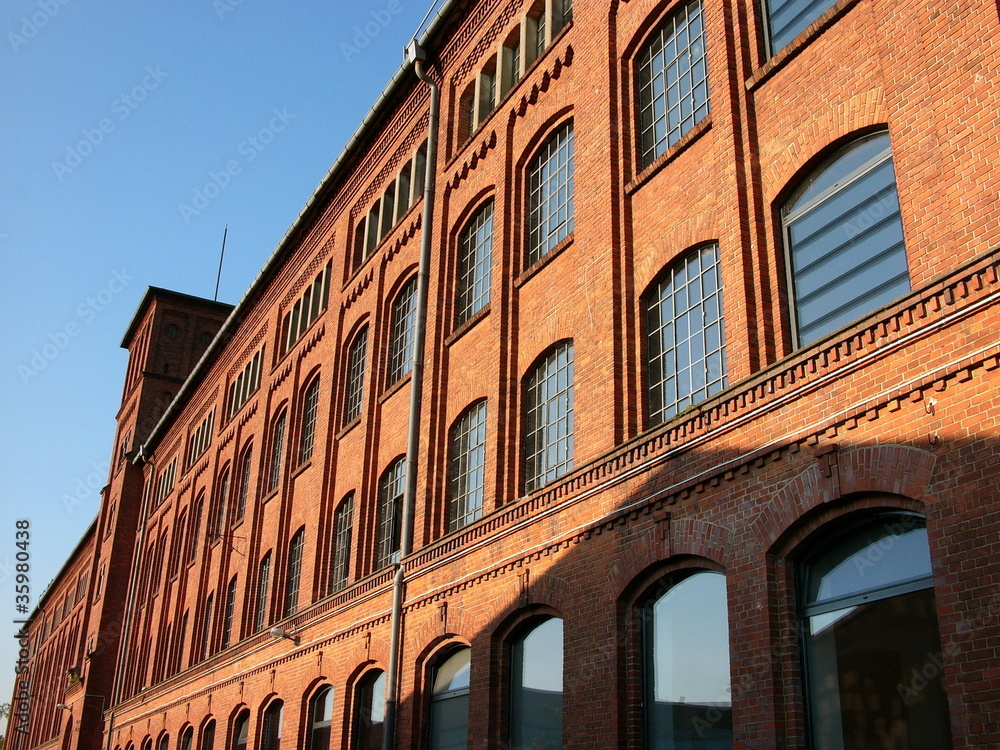 Fensterfront einer alten Fabrik mit Fassade aus Backstein im ...