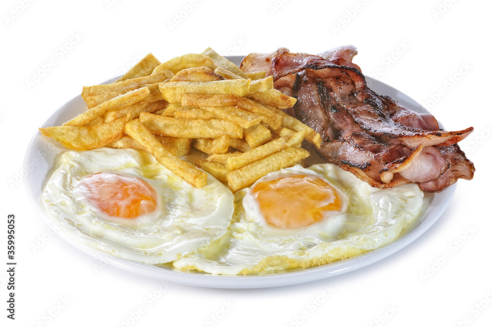 Huevos fritos con patatas y bacon. foto de Stock | Adobe Stock