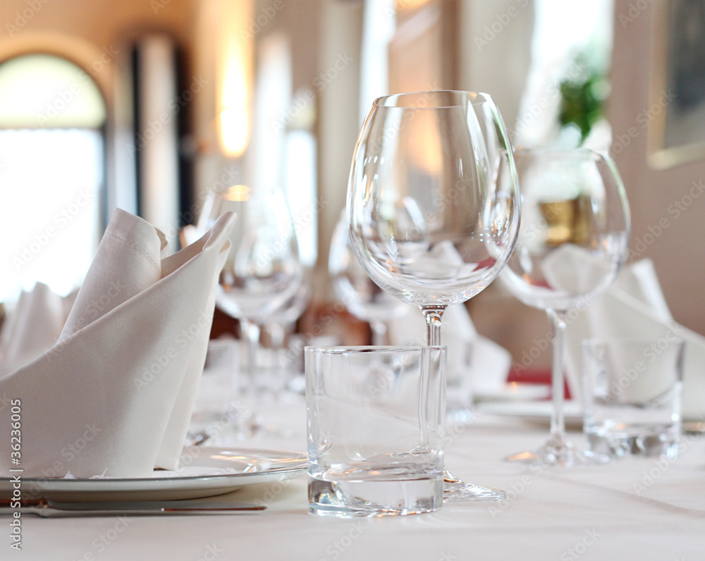 Gedeckter Tisch Stock-Foto | Adobe Stock