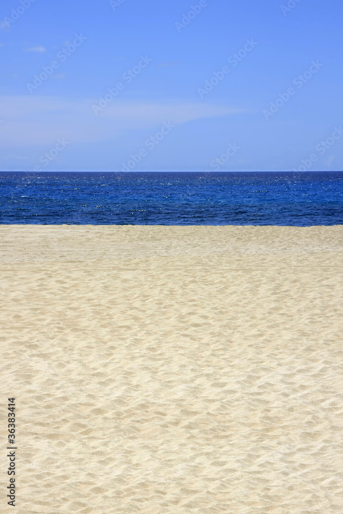 Sandstrand mit blauem Meer und Himmel im Hochformat Stock-Foto | Adobe ...