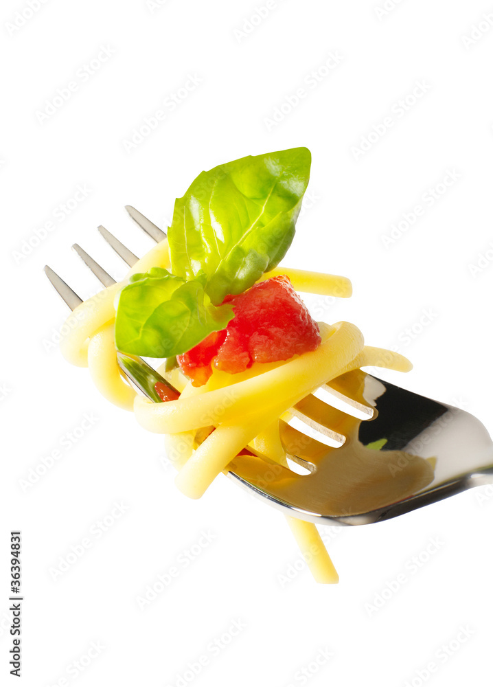 Foto Stock forchetta con spaghetti basilico e pomodoro | Adobe Stock