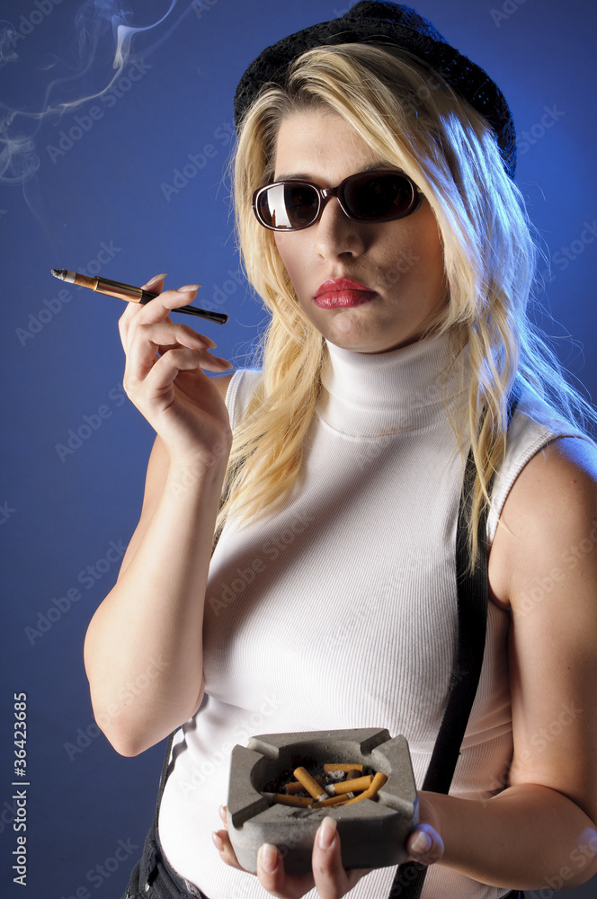 Foto de Sexy Girl beim Rauchen do Stock | Adobe Stock