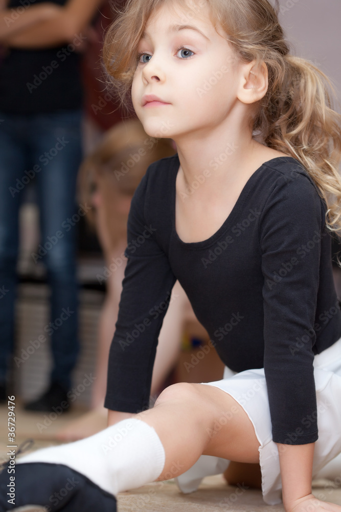 little girl carries out exercise - longitudinal splits Stock Photo ...