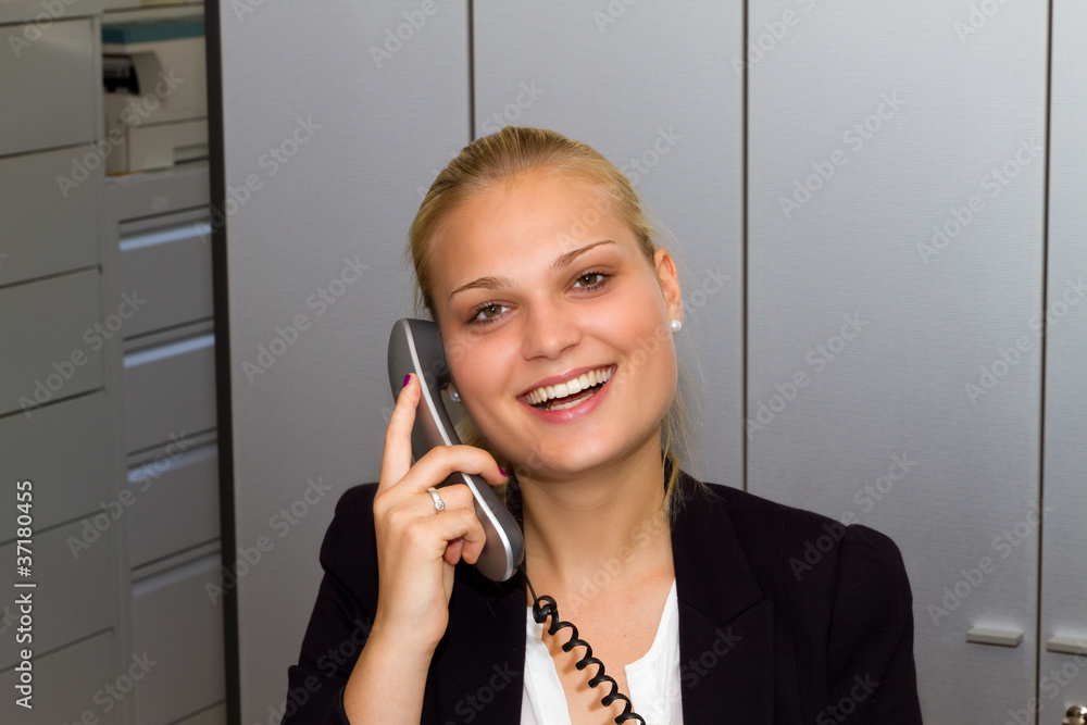 Freundliches Telefongespräch Stock-Foto | Adobe Stock