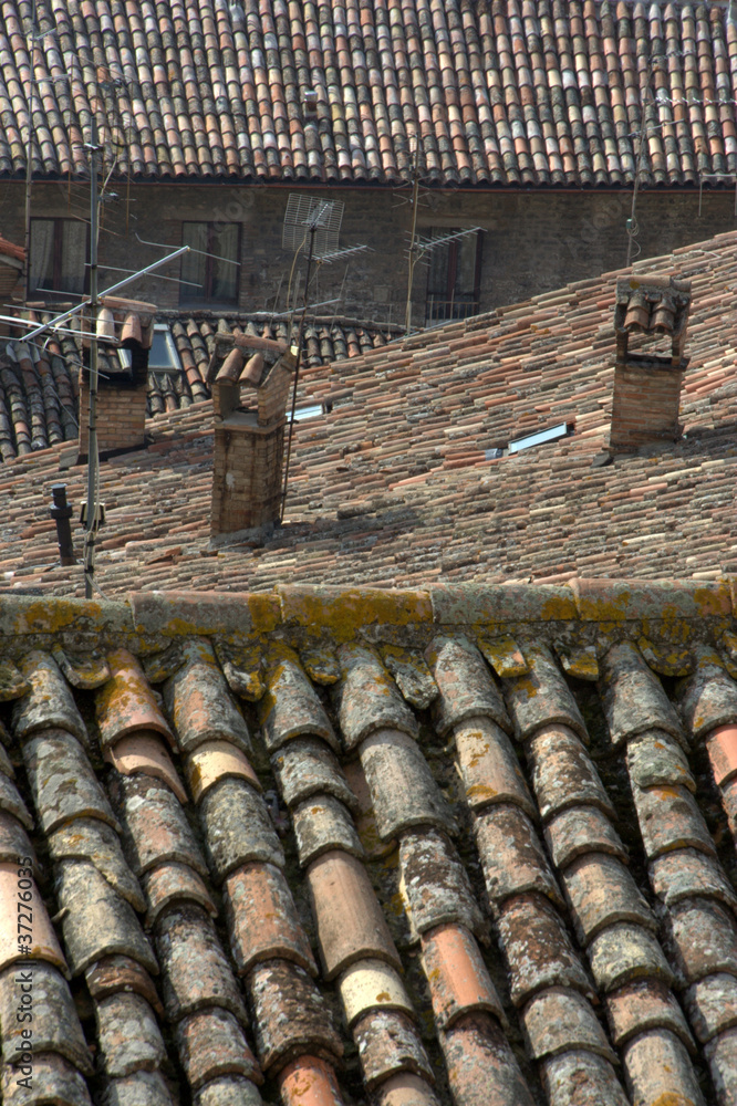 tetti di tegole e comignoli Stock Photo | Adobe Stock
