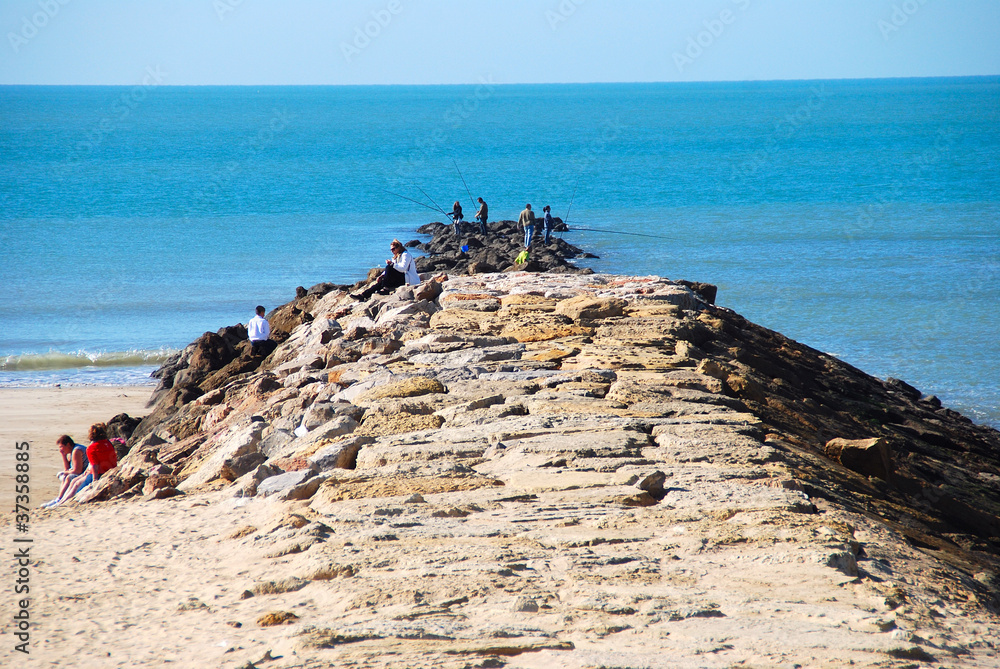 ESPIGÓN EN CHIPIONA, CÁDIZ foto de Stock | Adobe Stock
