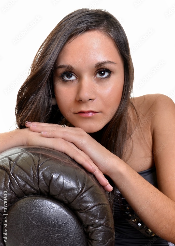 Belle femme assise sur un canapé Stock Photo | Adobe Stock