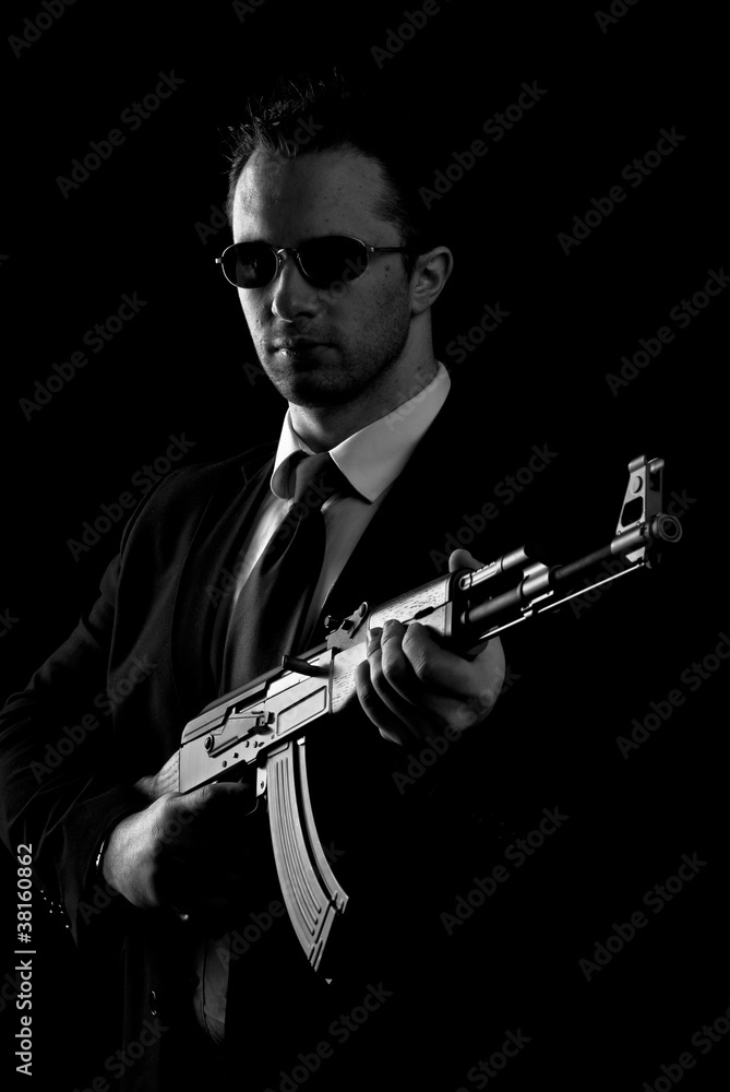 homme armé d'un fusil Kalachnikov Stock Photo | Adobe Stock