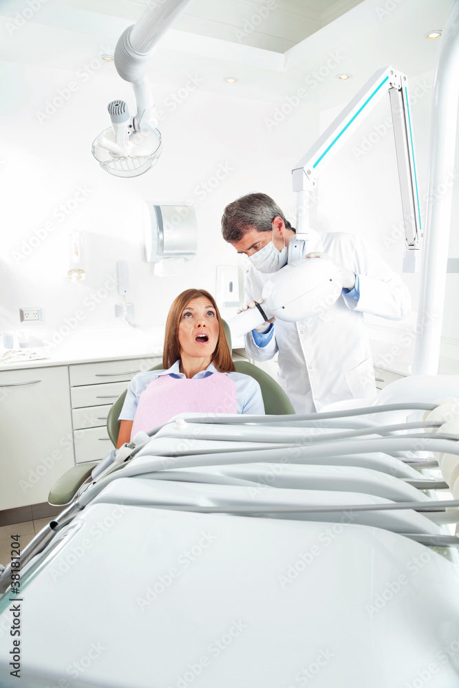 Frau beim Zahnarzt lässt Zähne bleichen Stock Photo | Adobe Stock