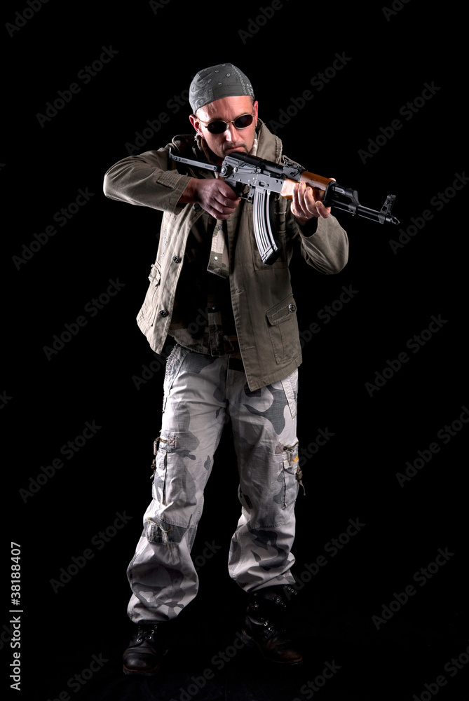 homme debout en treillis avec une arme Stock Photo | Adobe Stock