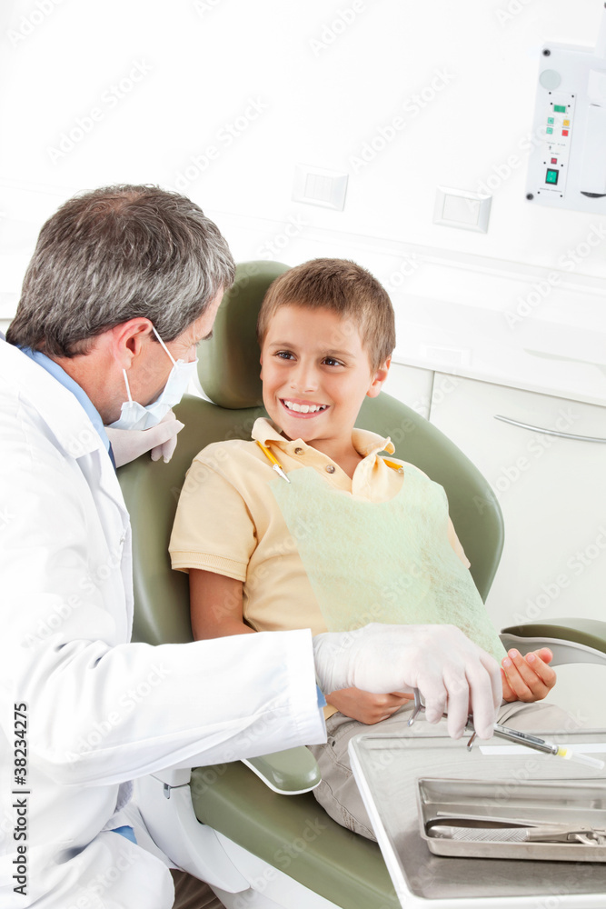 Lachendes Kind beim Zahnarzt Stock Photo | Adobe Stock