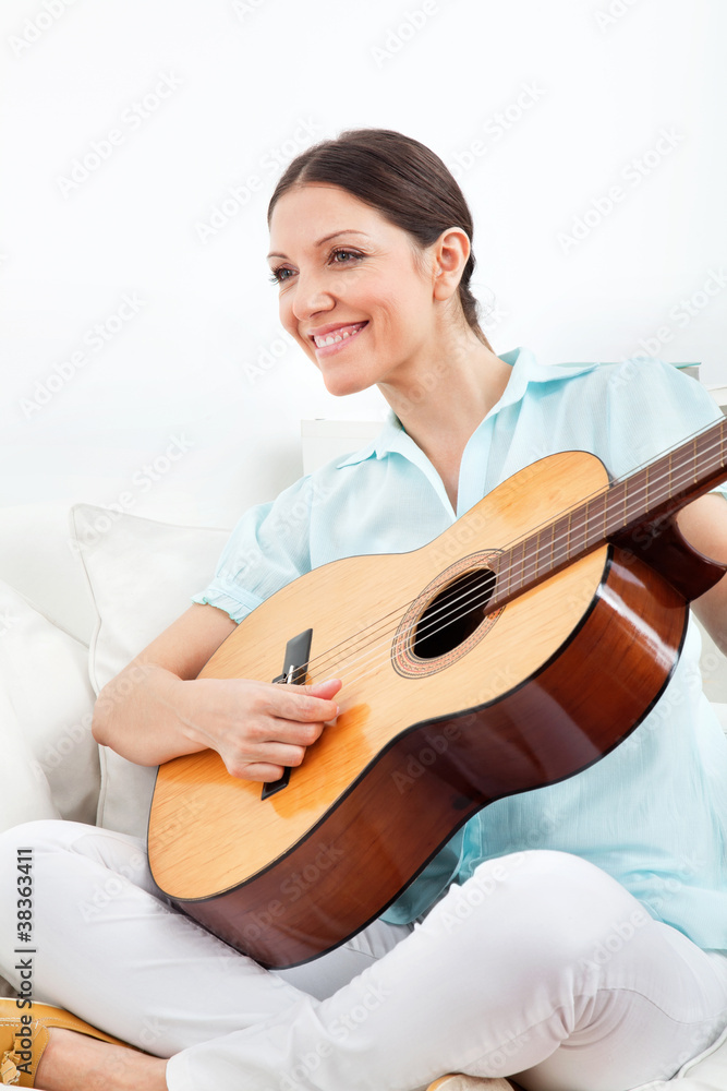 Frau lernt Gitarre spielen Stock Photo | Adobe Stock