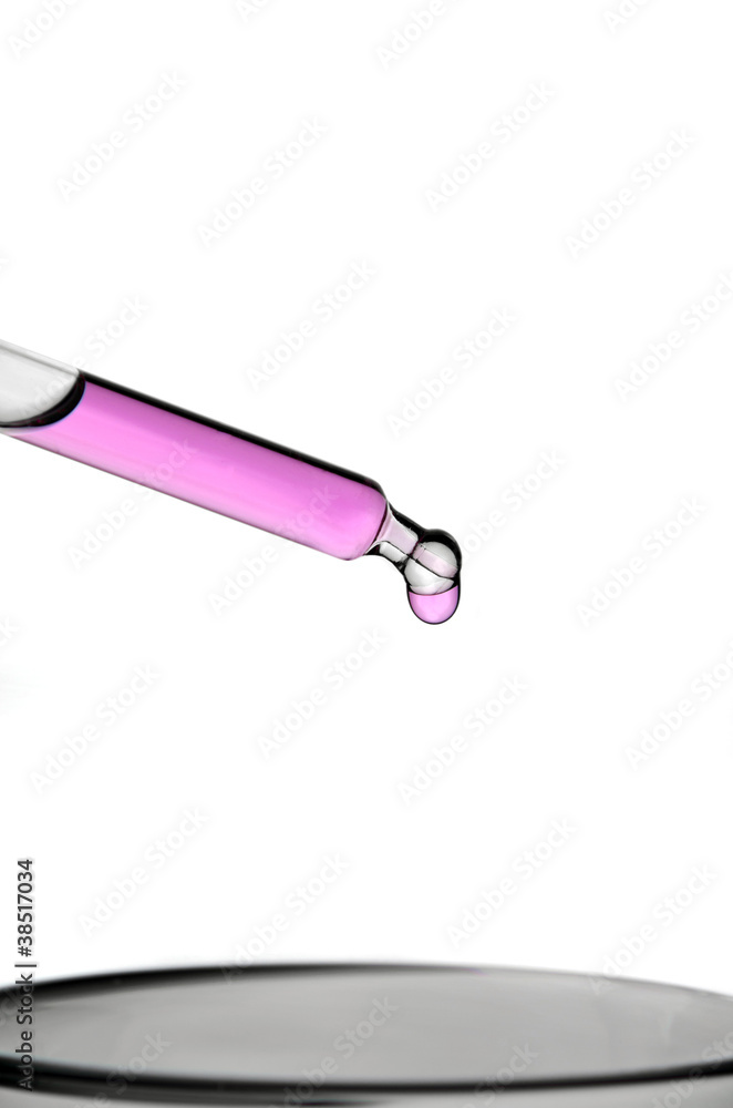 Pipette mit rosa Flüssigkeit Stock Photo | Adobe Stock