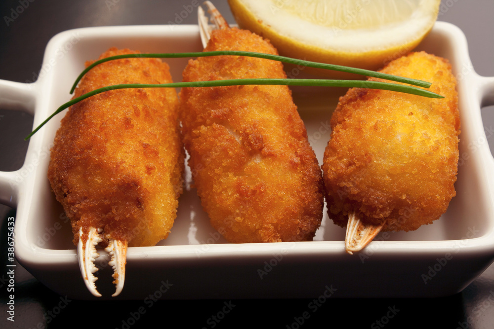Foto Stock Chele di granchio fritte | Adobe Stock