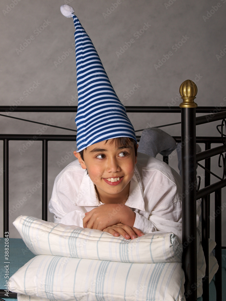 Foto Stock smiling boy in pajama and nightcap | Adobe Stock