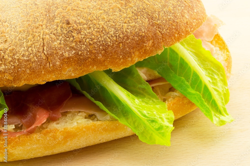 Foto Stock Panuozzo con prosciutto crudo e mozzarella | Adobe Stock