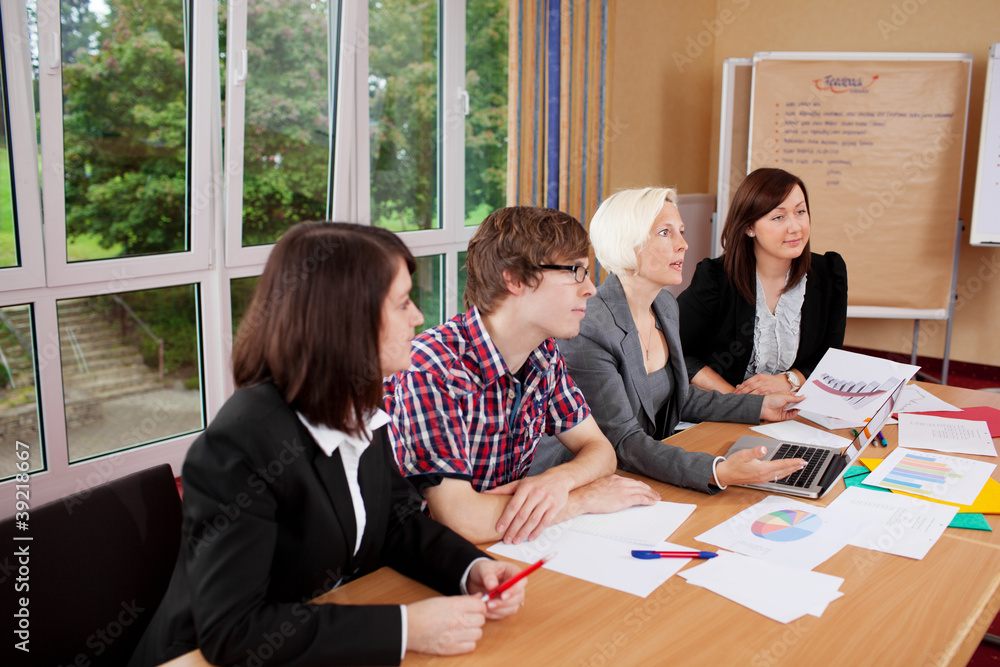 diskussionsrunde Stock-Foto | Adobe Stock