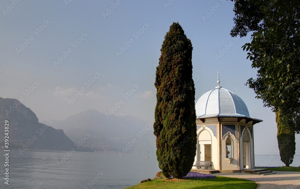 pavillon dans un jardin Stock Photo | Adobe Stock