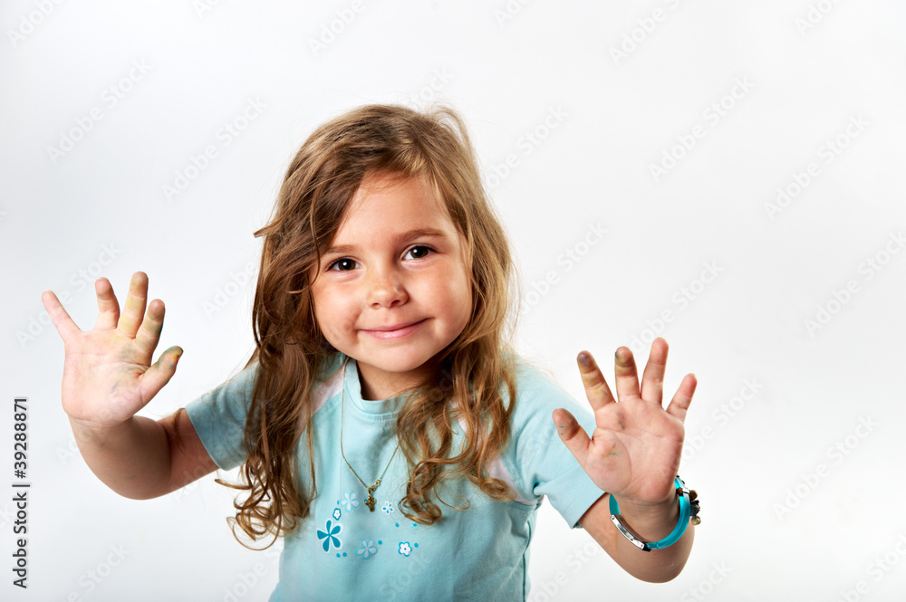 Kleines Kind mit dreckigen Händen Stock Photo | Adobe Stock