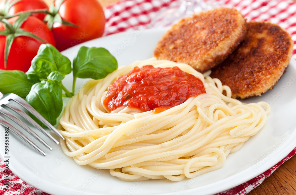Spaghetti mit Jägerschnitzel DDR Version Stock-Foto | Adobe Stock