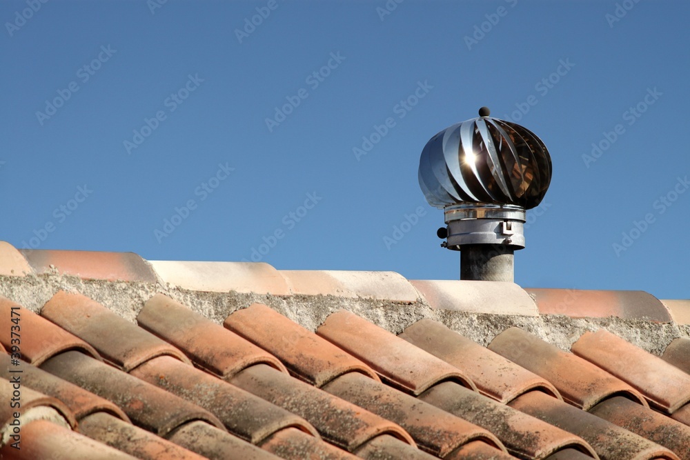 Ventilation mécanique : extracteur éolien de toiture Stock Photo ...