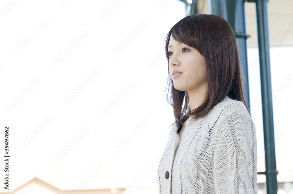 遠くを見つめる女性 Stock Photo | Adobe Stock