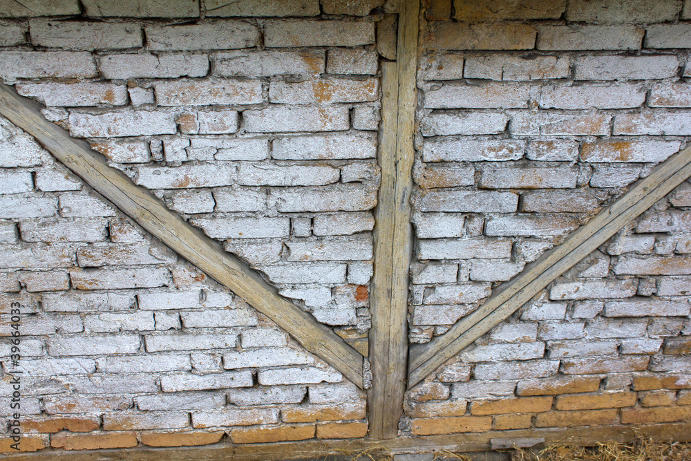 Alte Ziegelsteinmauer mit Holzbalken Stock Photo | Adobe Stock