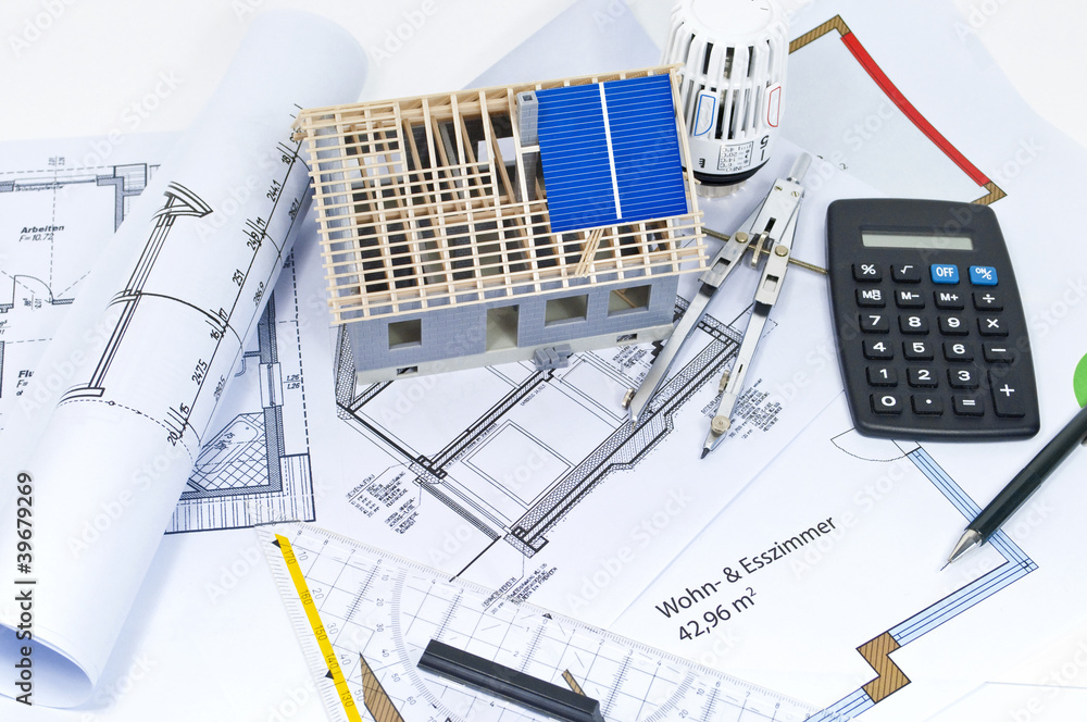 Modellhaus mit Bauplan, Zirkel, Geodreieck und Taschenrechner Stock ...