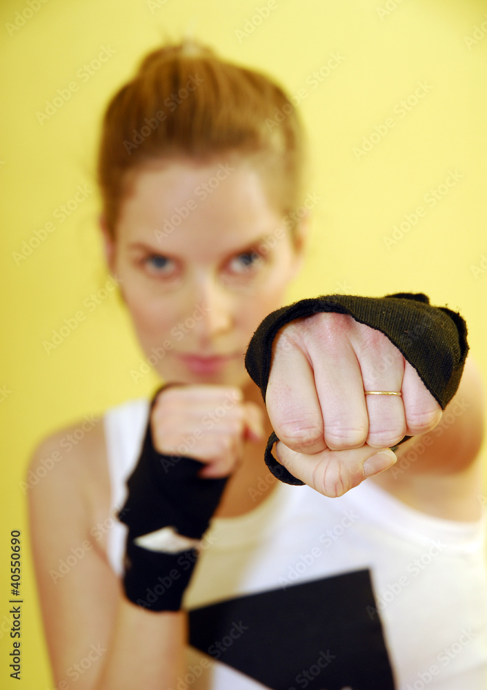 Mujer rubia entrenando,boxeando. foto de Stock | Adobe Stock