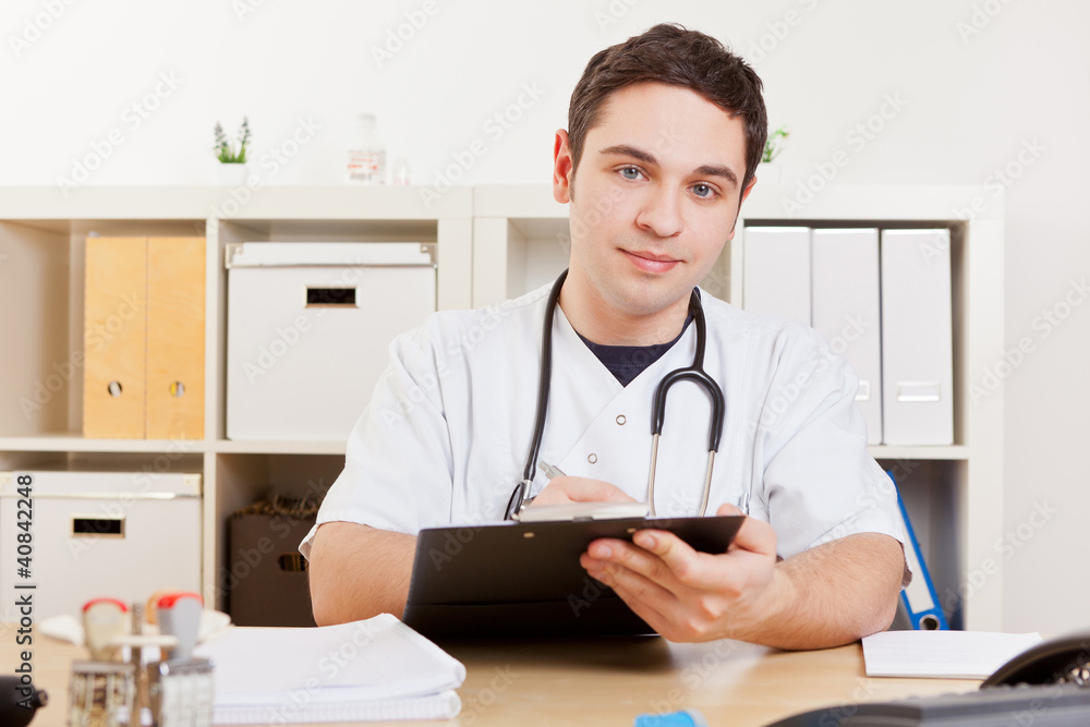 Arzt macht Notizen auf Klemmbrett Stock Photo | Adobe Stock