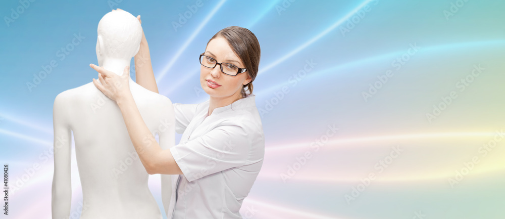 Foto de Female medical doctor student training with fake patient do ...