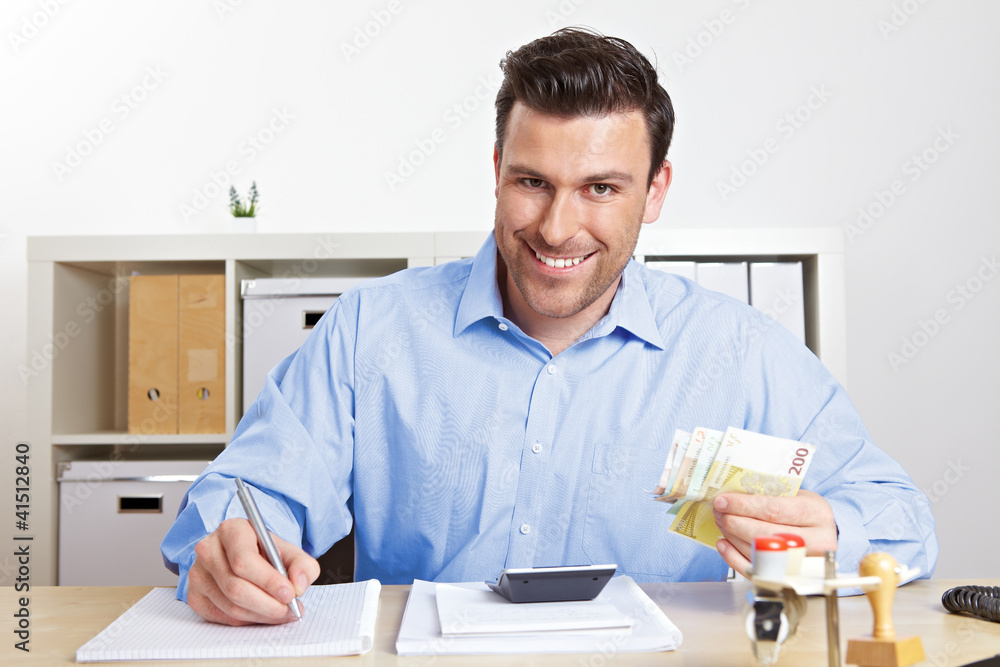 Mann mit Geld im Büro Stock Photo | Adobe Stock