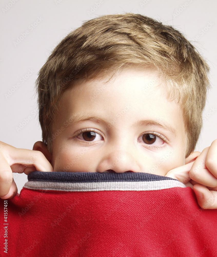 Retrato de un niño apenado. Stock Photo | Adobe Stock