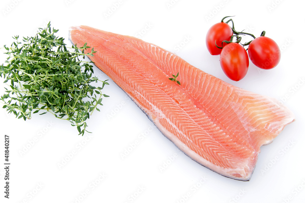 filetto di salmone crudo su sfondo bianco Stock Photo | Adobe Stock