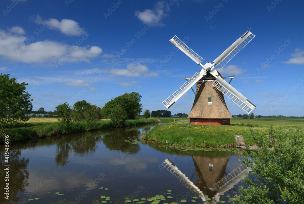 Windmill in Dutch polder Stock-Foto | Adobe Stock