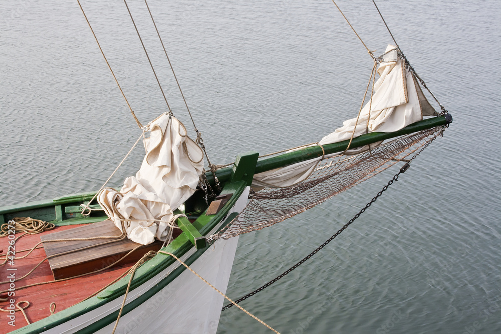 Proa de velero en la ría de Arousa foto de Stock | Adobe Stock
