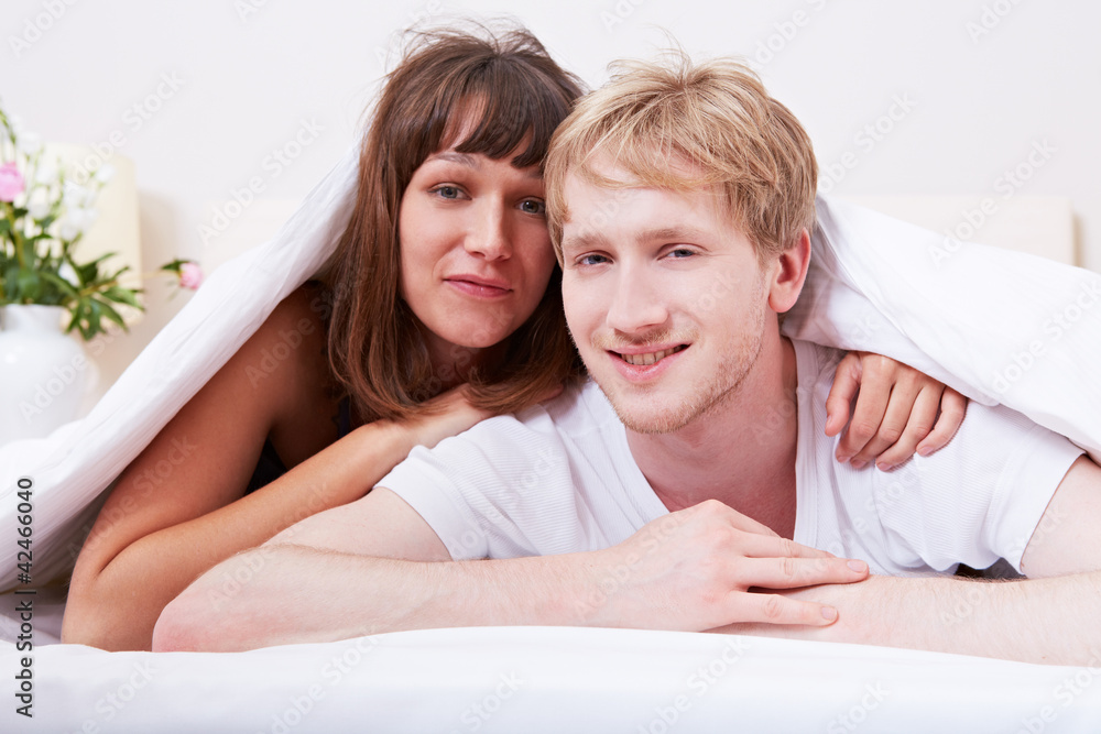 Glückliches Paar im Bett Stock Photo | Adobe Stock