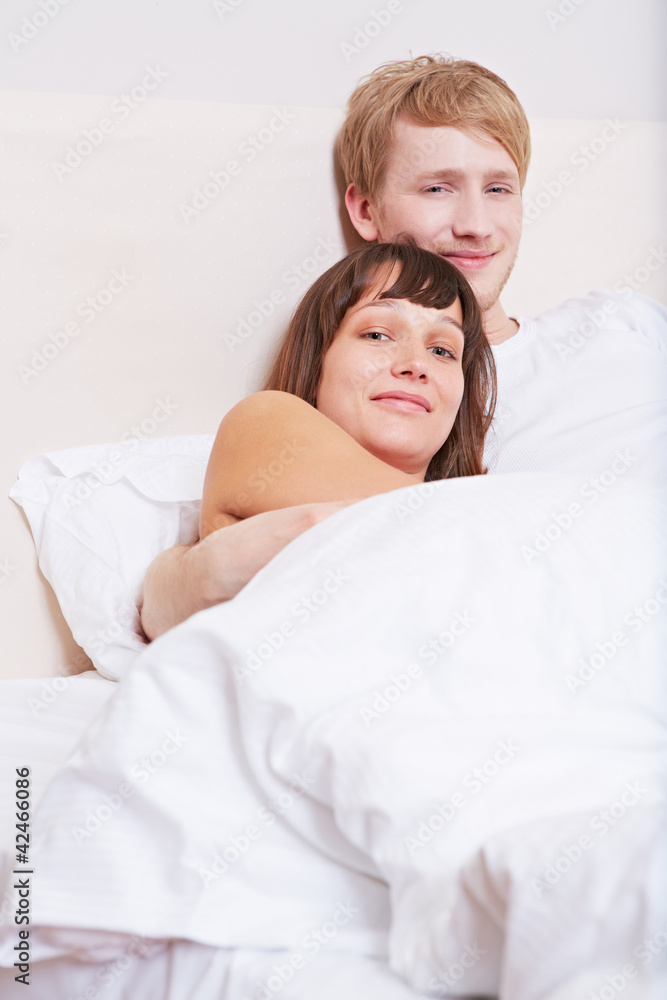 Junges Paar liegt im Bett Stock Photo | Adobe Stock