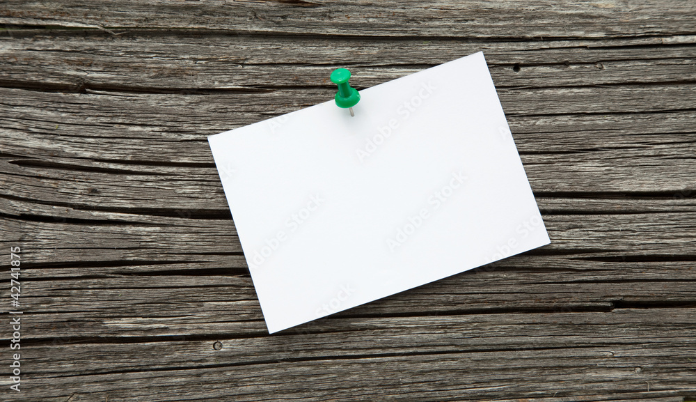 Zettel auf Holz Stock-Foto | Adobe Stock