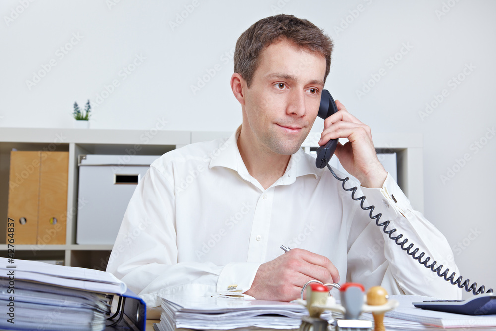 Geschäftsmann telefoniert im Büro Stock Photo | Adobe Stock