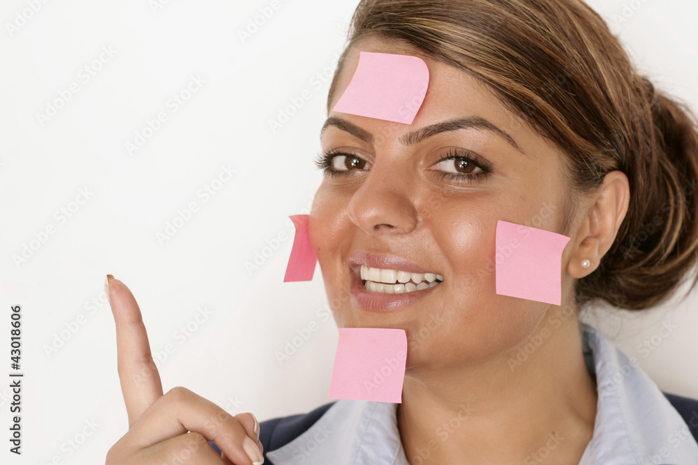 Frau mit Post it im Gesicht Stock-Foto | Adobe Stock